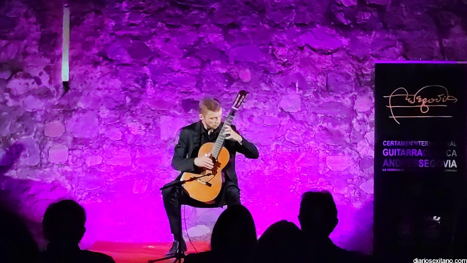 El guitarrista alemán Leonard Becker abrió anoche con éxito el V ...