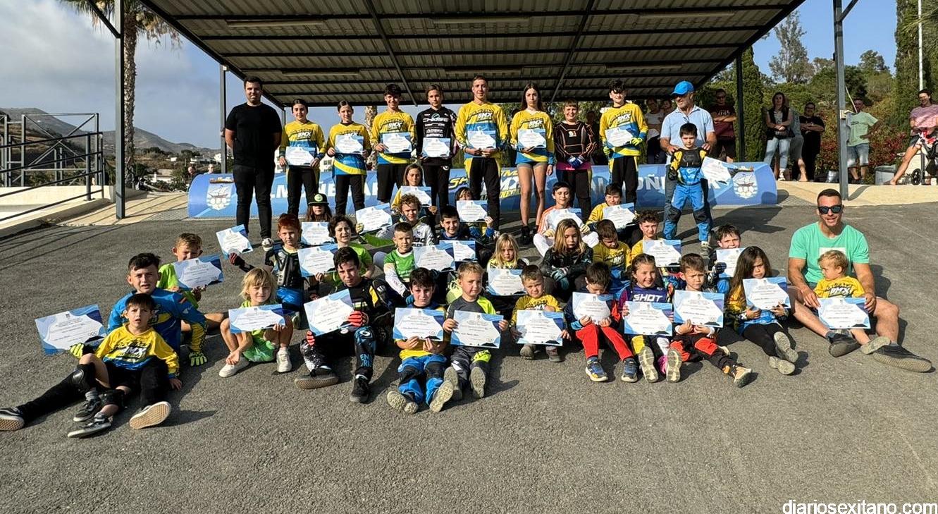 Más de medio centenar de bikers del Club Show Time BMX Almuñécar recibieron el diploma de ...