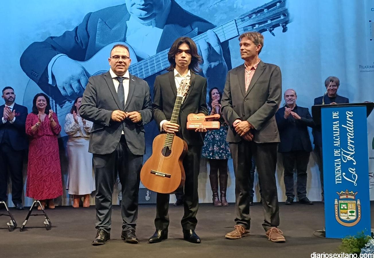 El guitarrista chino Fan Shilong Fan gana el primer premio del XXXIX ...