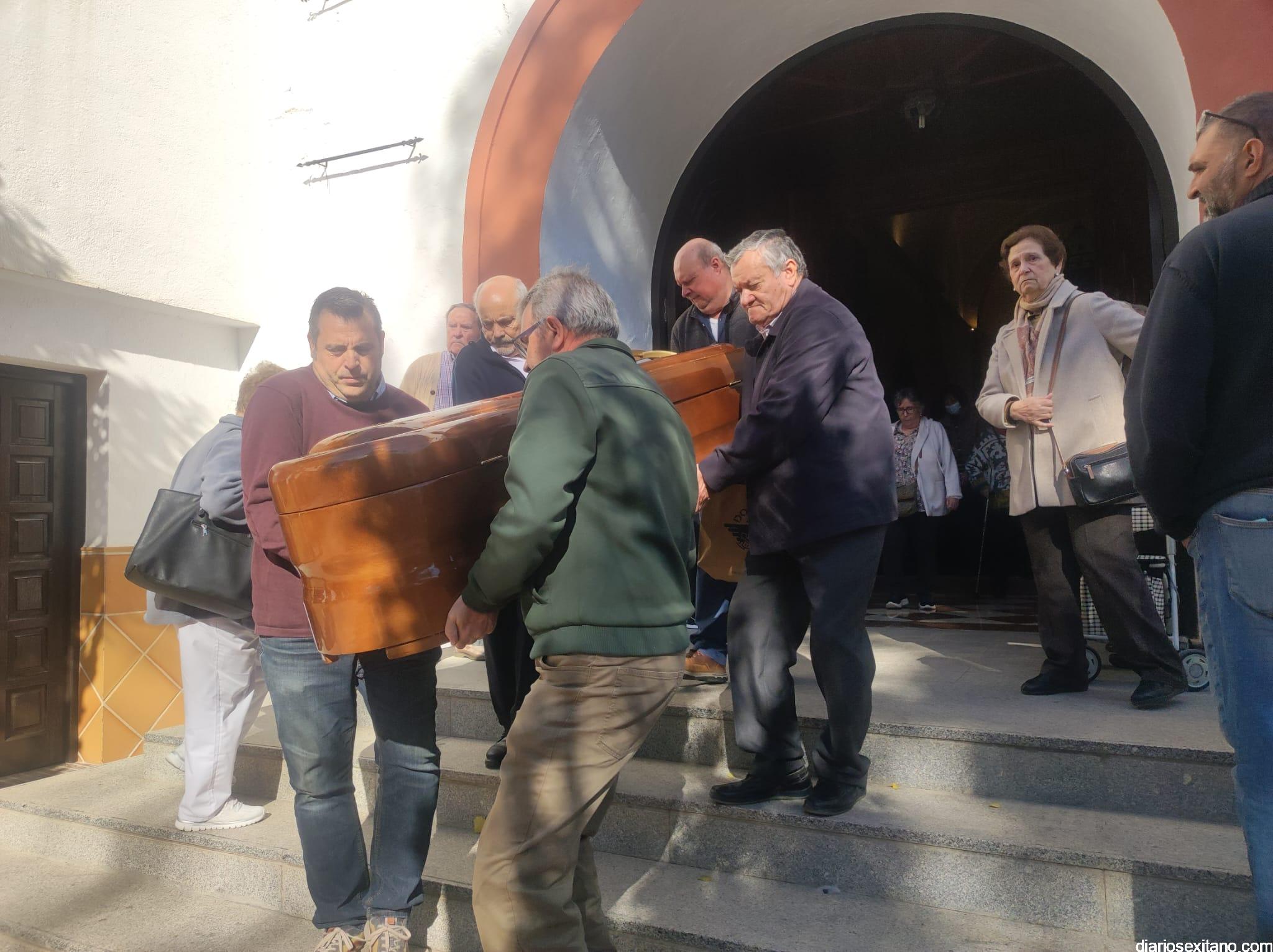 El sacerdote Don Ignacio Peláez, despedido con aplausos tras la misa ...